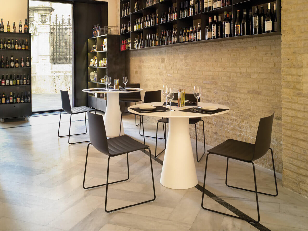 Andreu World Reverse Table - UFL Airports