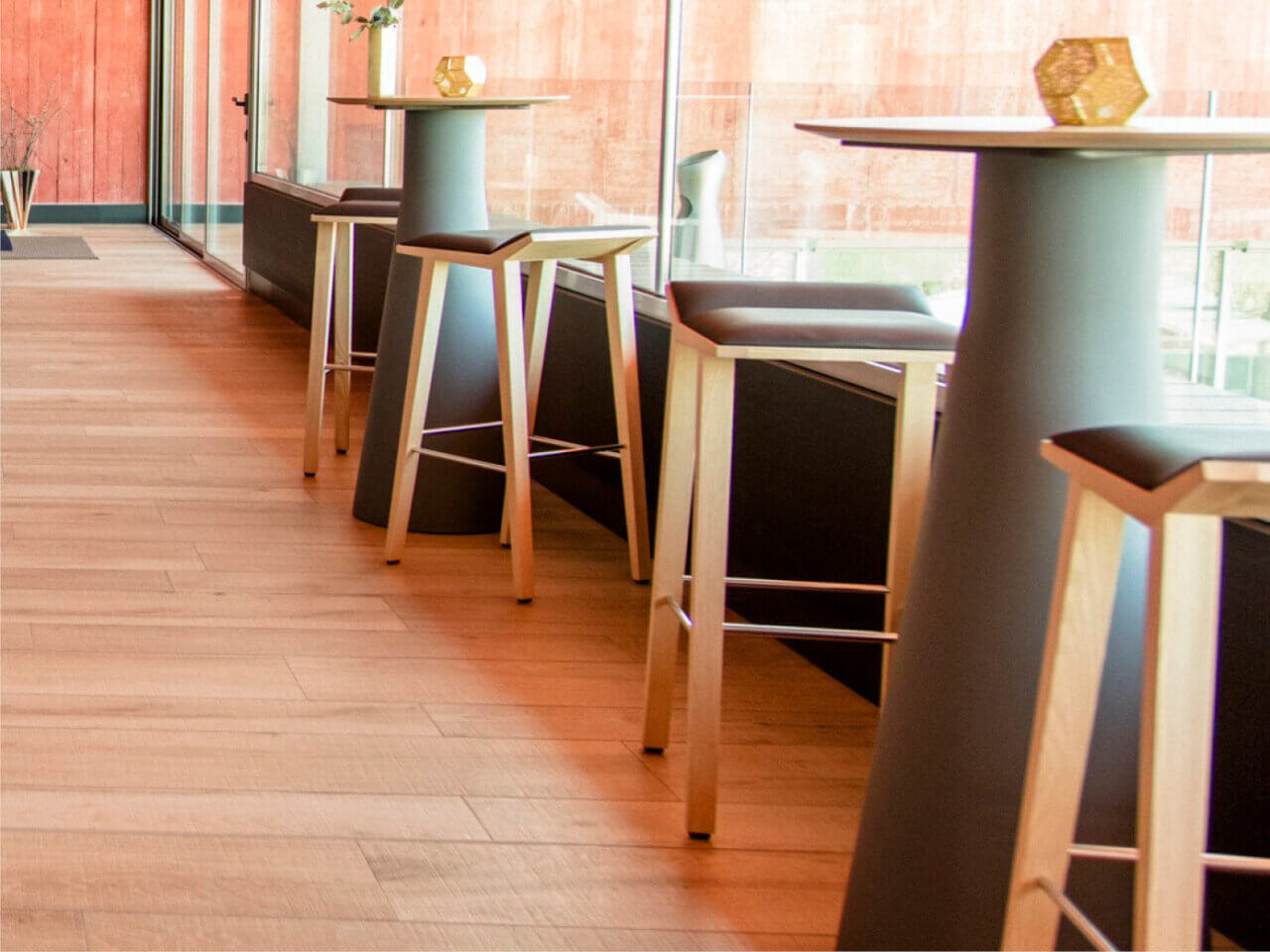 Andreau World Reverse Leaner Airport Table - UFL Airports